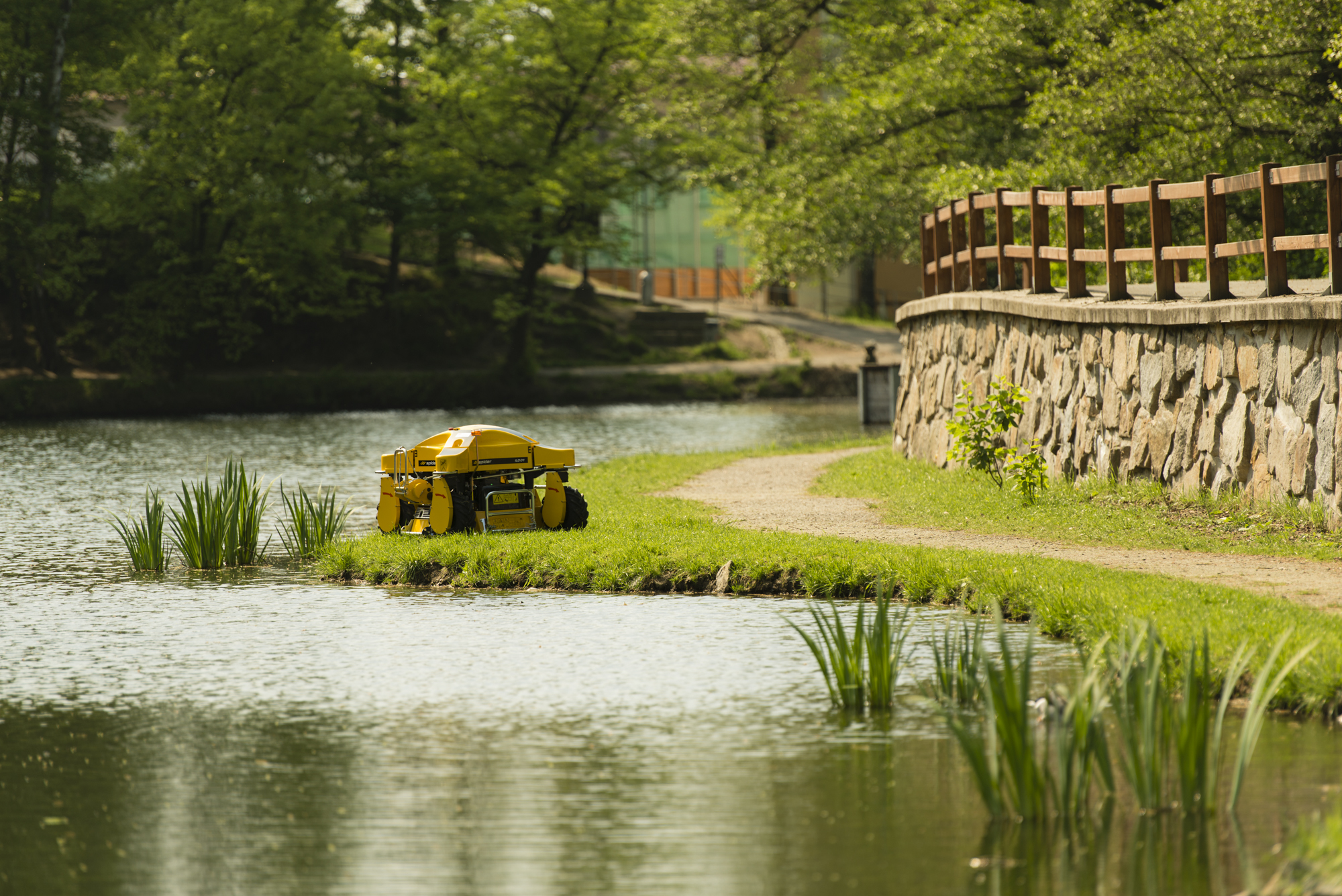 Spider slope mowers UK - cut grass on steep or dangerous areas up to 55 ...